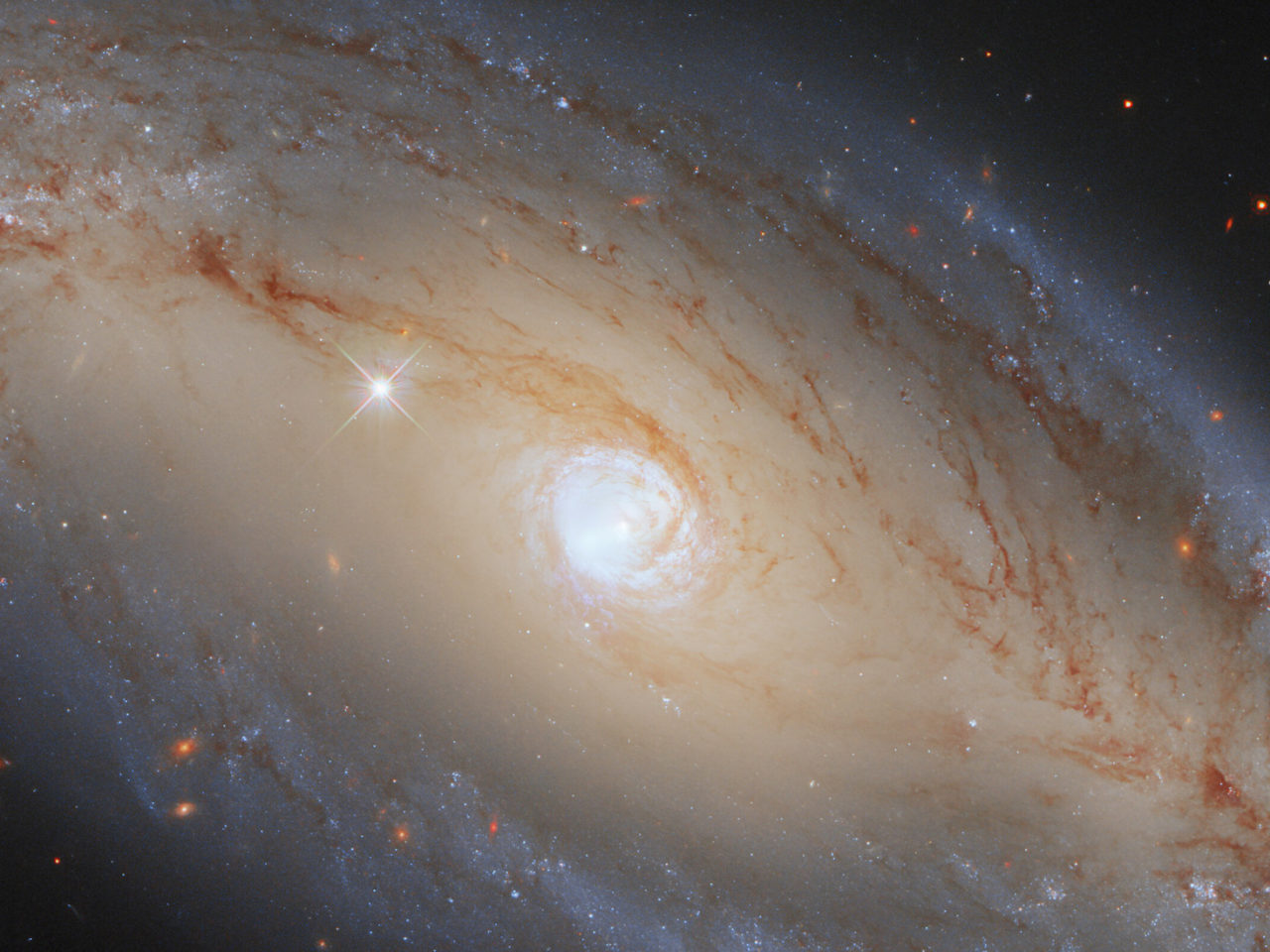 Kosmiczny Teleskop Hubble'a fotografuje centrum galaktyki NGC 5728